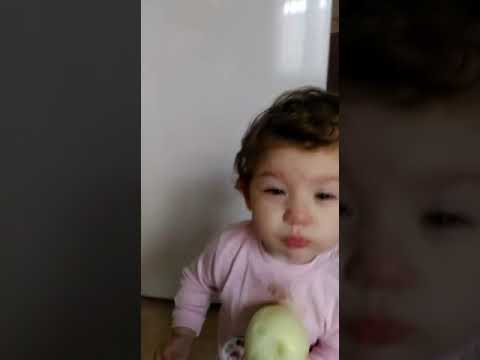Soğan yiyen bebek