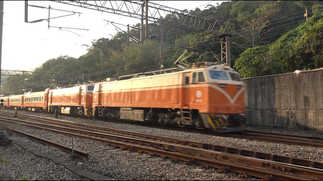 02/17/2023 台鐵 516次 自動門莒光號 本務E222+E217電力機車 山佳站魚尾鈑通過 / TRA two GE E42C leading Juguang express ...