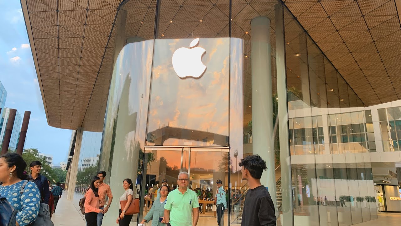 I VISITED THE APPLE STORE IN MUMBAI (BAD IDEA) - YouTube