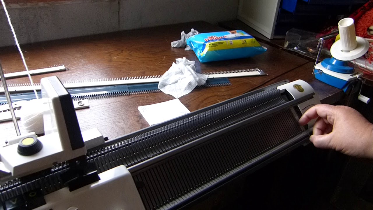 Comment on fait pour changer une aiguille pour une machine à tricoter ...