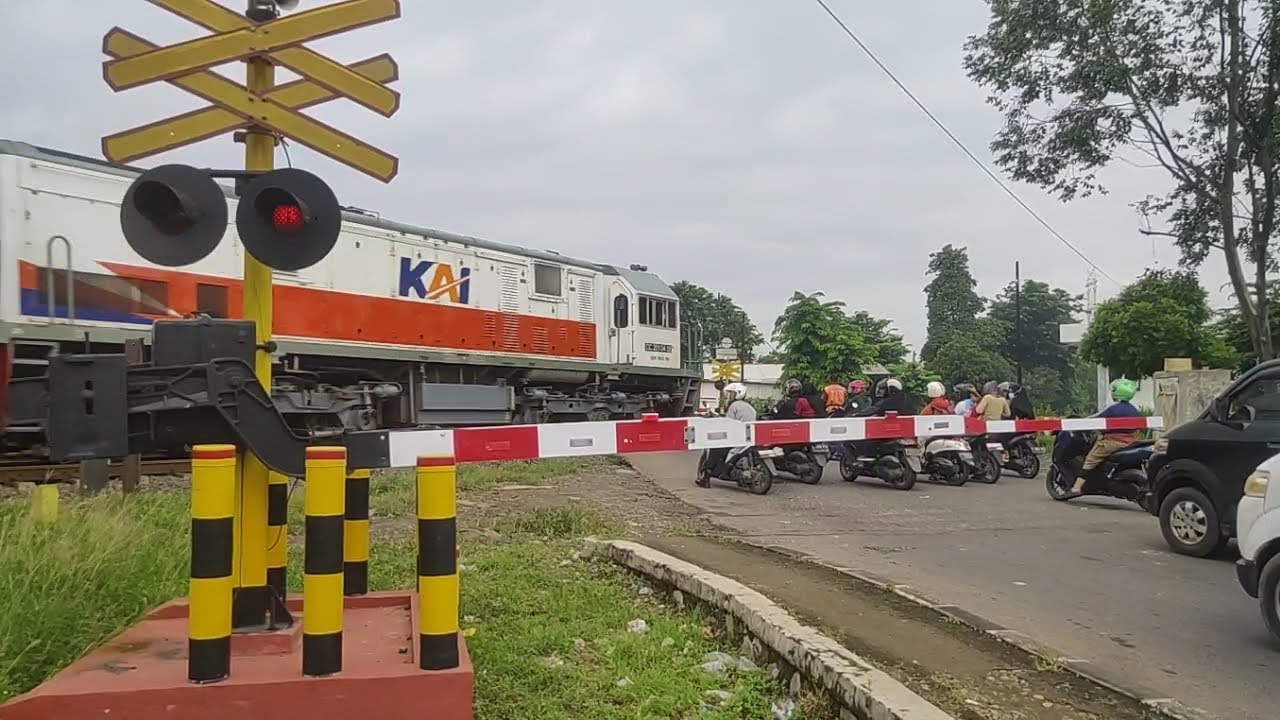 Palang Pintu Kereta Api || Railroad crossing || KA MAJAPAHIT 🇲🇨 6 Maret ...