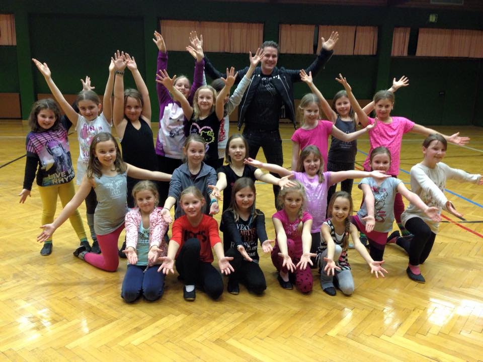 PETER SAX SNAPSHOTS: UTT Kids dancing Mozart No. 40! - YouTube