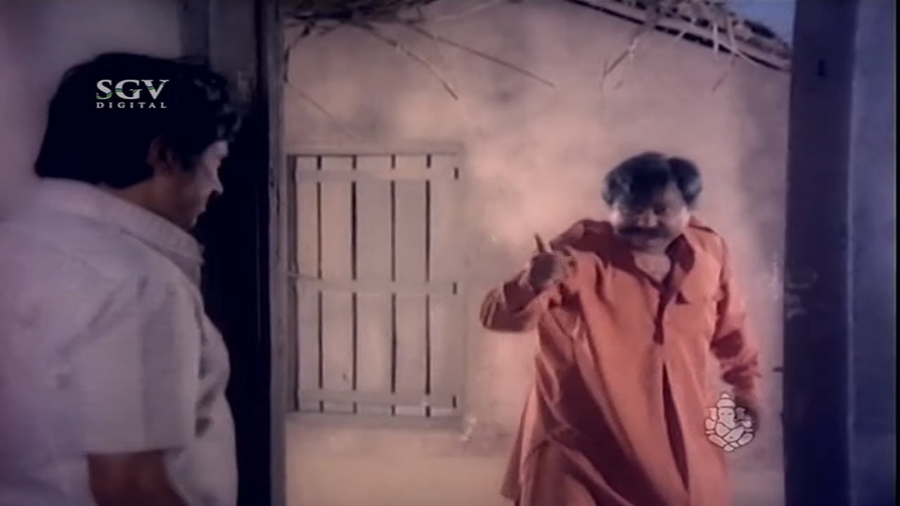 Dr.Rajkumar Saved Roopadevi from Thoogudeepa Srinivas | Action Scene of ...