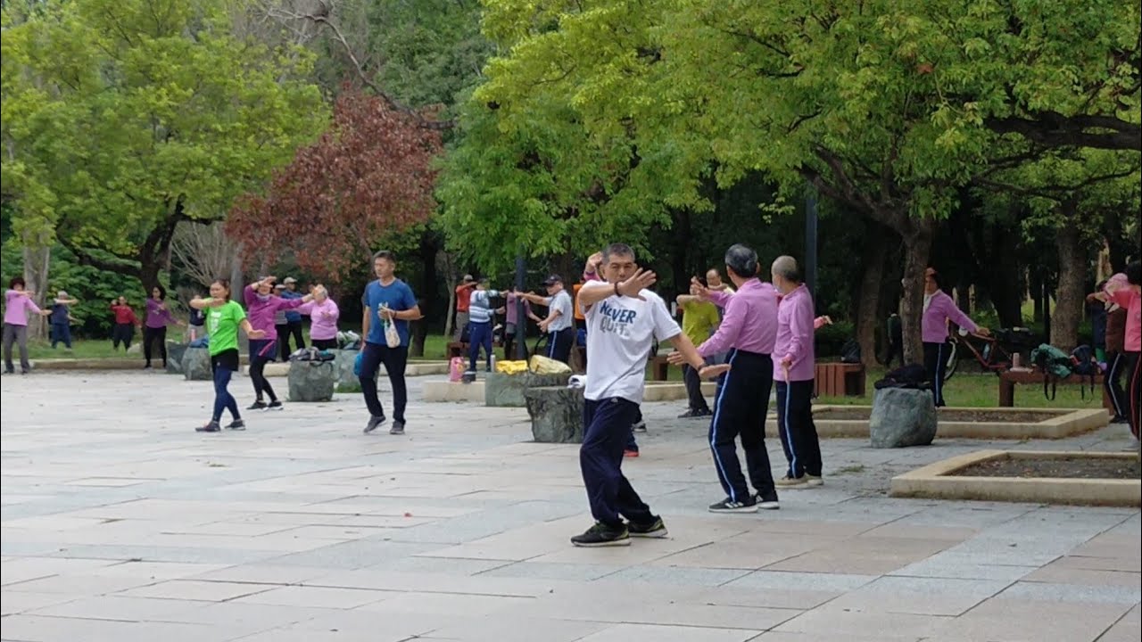 TAIWANESE MORNING EXERCISE AT THE PARK- KAOHSIUNG,TAIWAN - YouTube