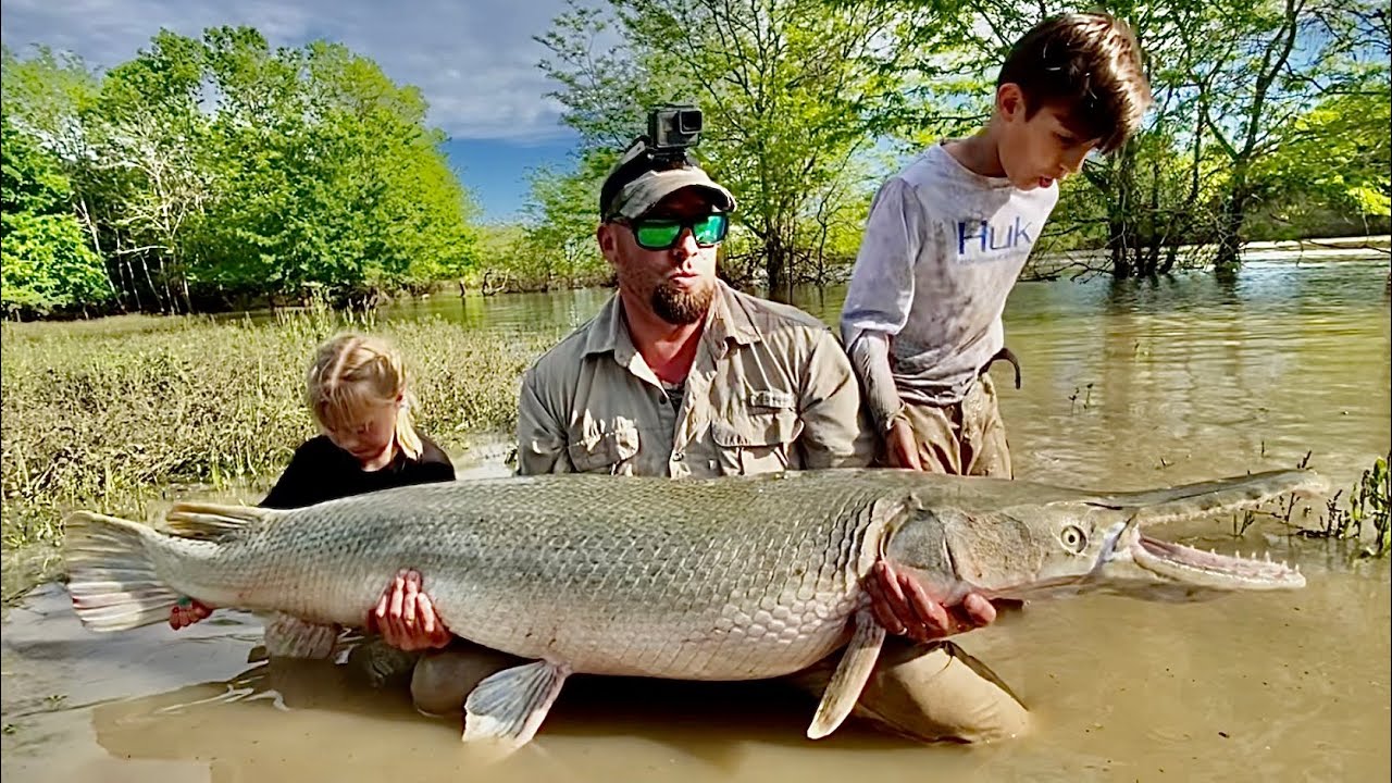 They are COMPETING for BIGGEST FISH | ALLIGATOR GAR {COOKING ON THE ...