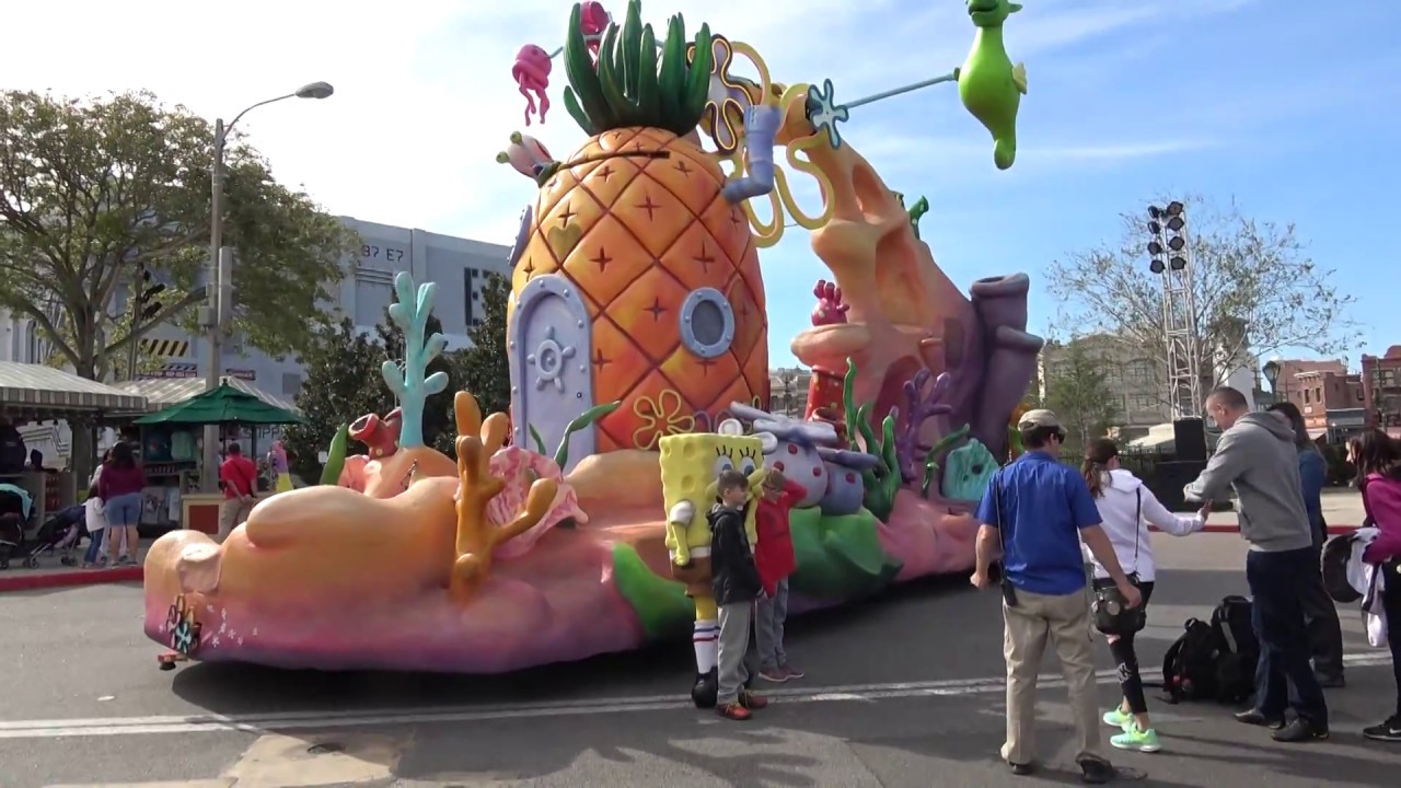 Walking around Universal Orlando! Hello Kitty! Scooby Doo! Spongebob ...