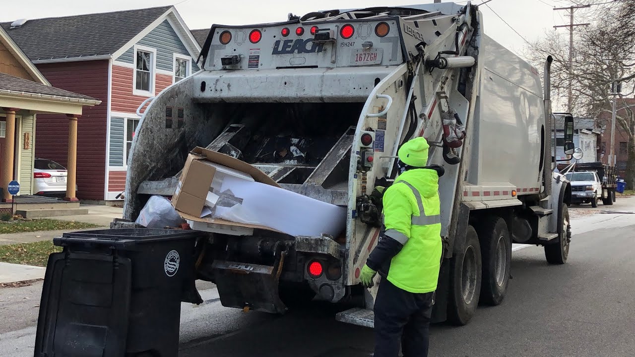 Cleveland Freightliner Leach 2RIII Rear Loader Garbage Truck Packing ...
