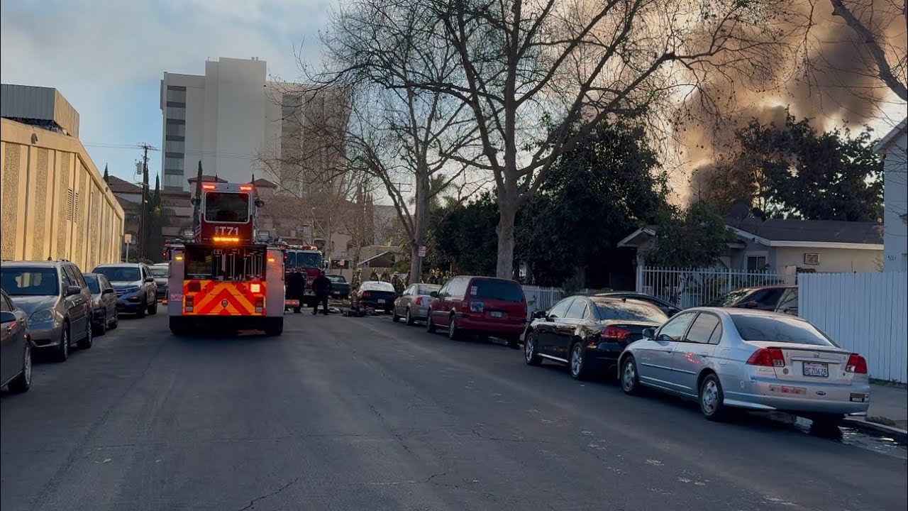 Orange County Fire Authority (OCFA) Putting Out A Single Story House ...