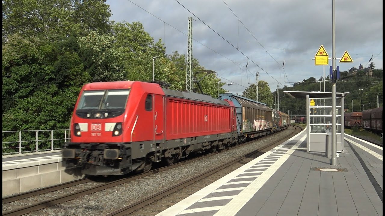Züge auf der Linke und Rechte Rheinstrecke. St Goarshausen, St Goar ...