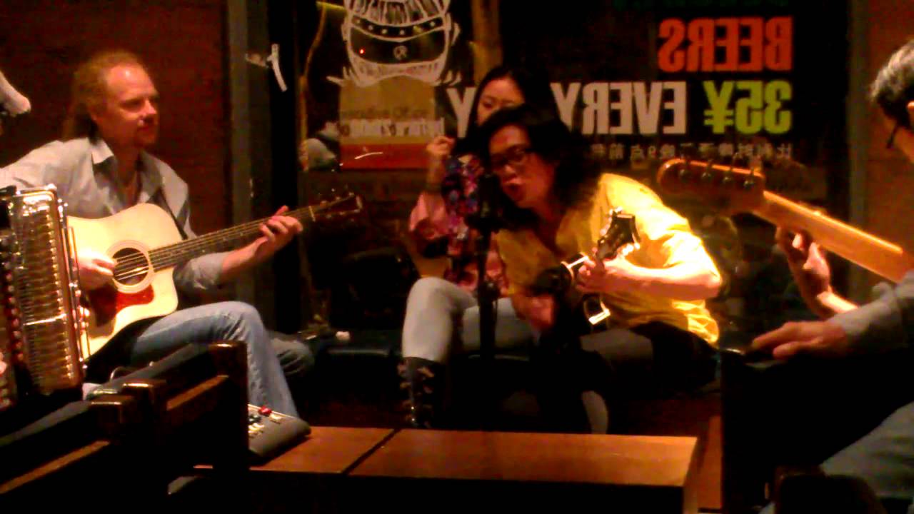 Mongolian throat singer in his Bluegrass band in Shanghai - YouTube