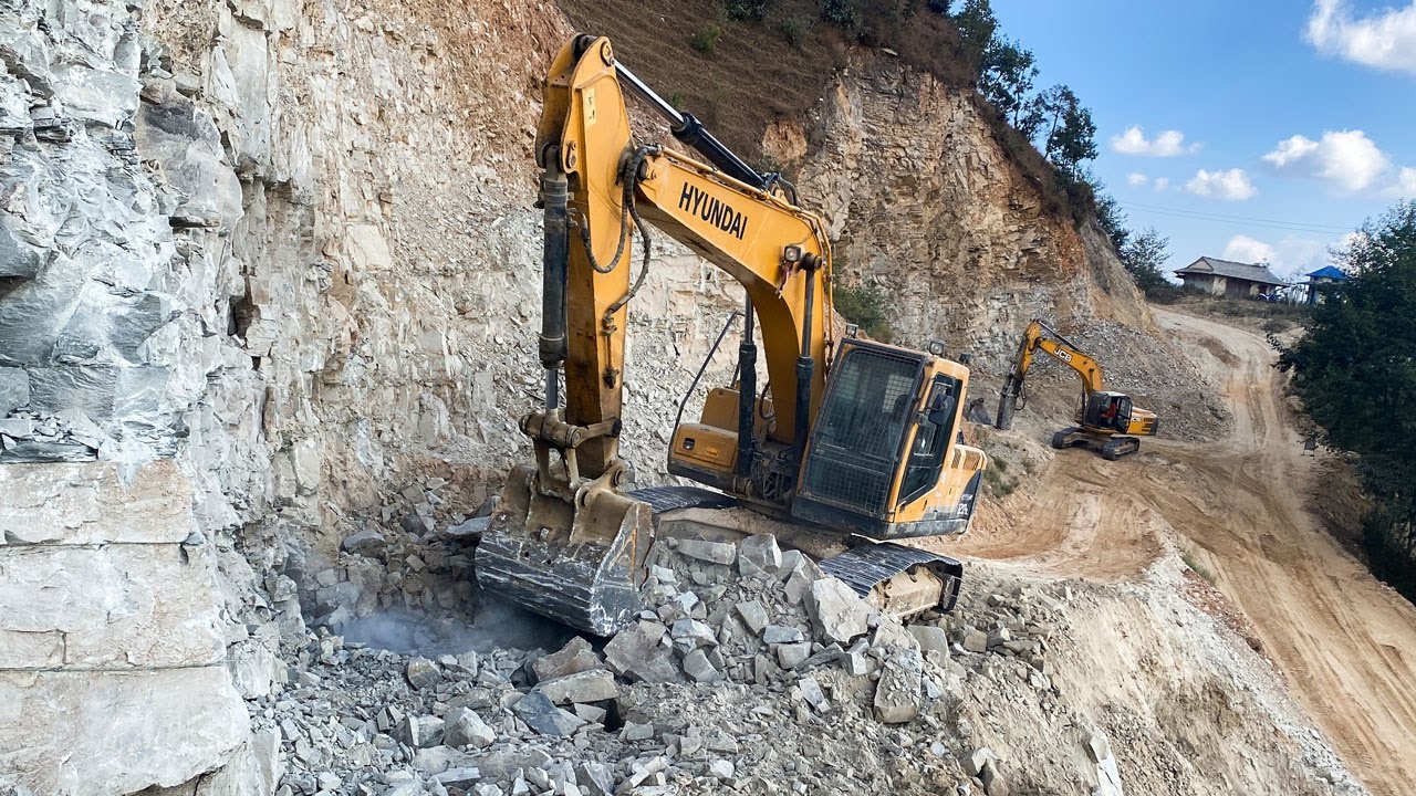 Nerve-Wracking Construction! HUGE Excavator Tames Treacherous Mountain ...