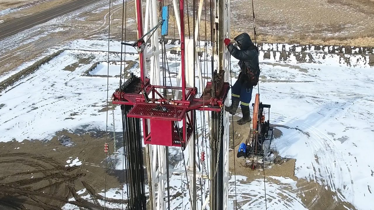 Independent Well Servicing - service rig running rods and tubing in the ...