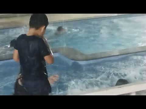 BRYAN MATEUS BANHANDO NA PISCINA COM A MAMÃE  E O PRIMO E MUITA  CHUVA CAINDO .