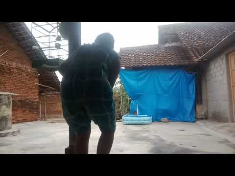 LAGI MANDI OM TANTE SUDAH MAU HUJAN