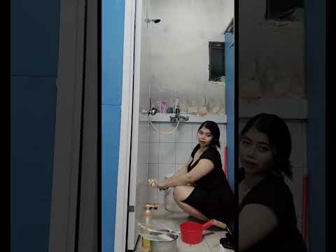 Cewek Menawan Lagi Cuci Piring, Momen Duduk yang Bikin Salah Fokus