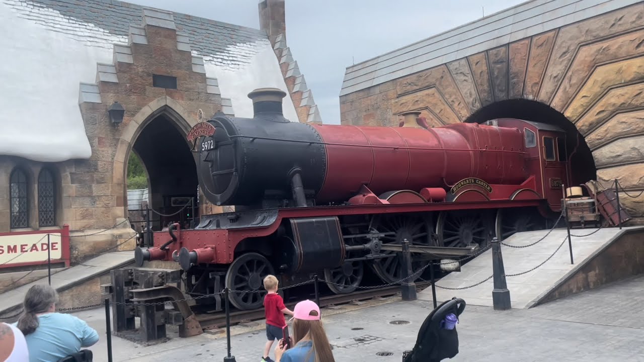 Hogwarts Express: Hogsmeade Station POV | Universal Islands of ...