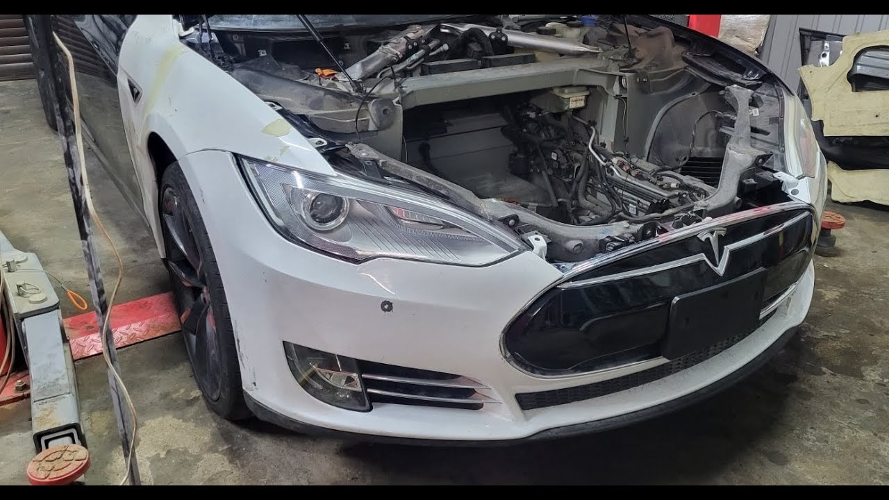 Tesla Model S попаяв бампер , зняття блока SRS - YouTube
