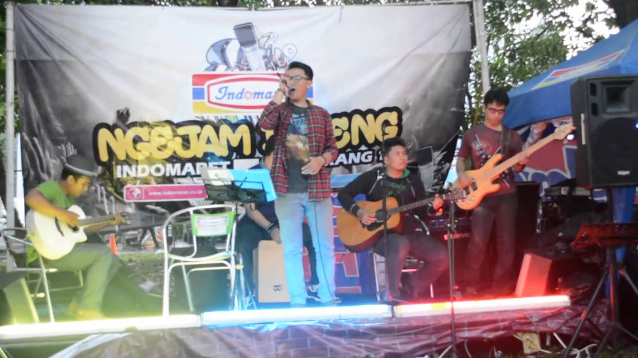 PENANTIAN SEMPURNA (acoustic) @JakCloth_Indomart Booth - YouTube