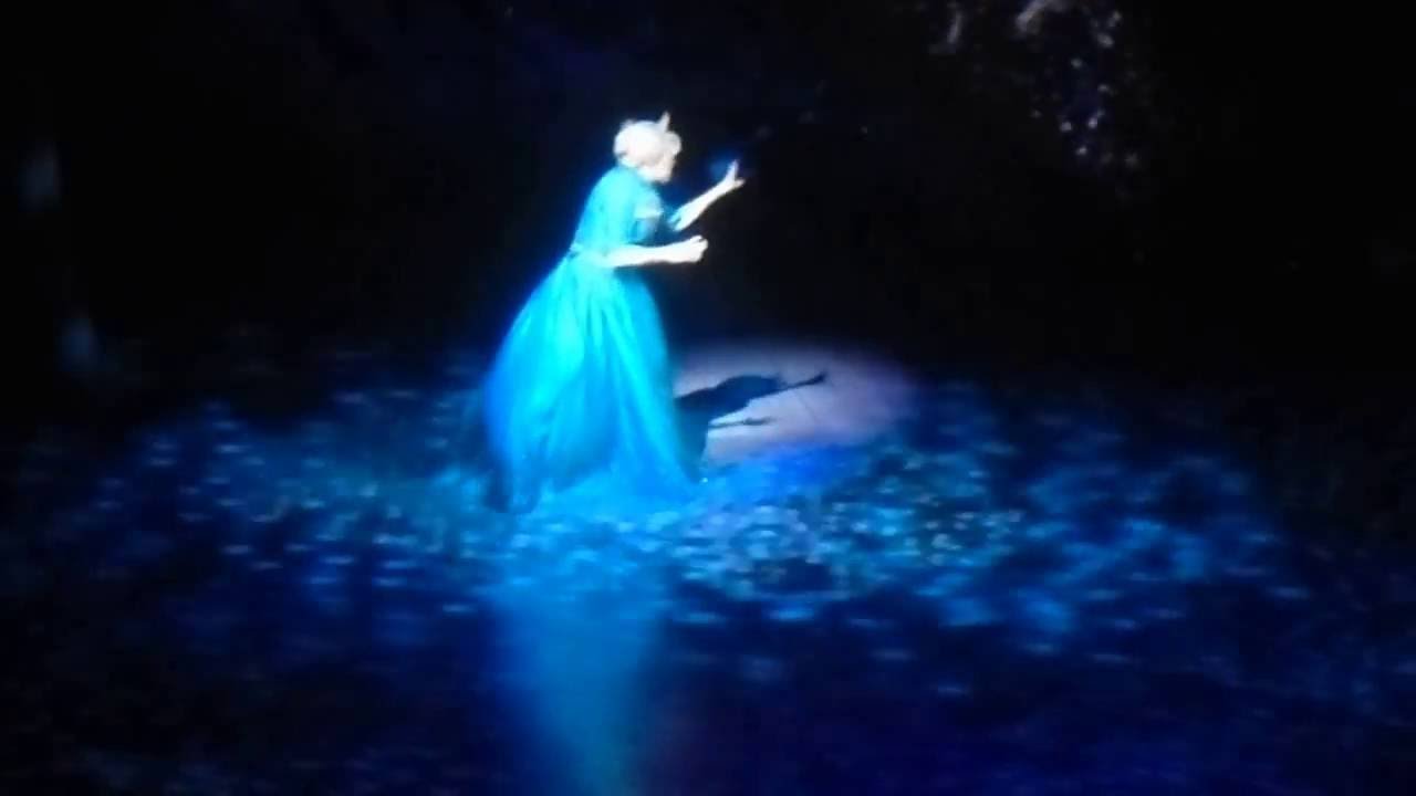 Elsa live at the Frozen Hyperion - YouTube