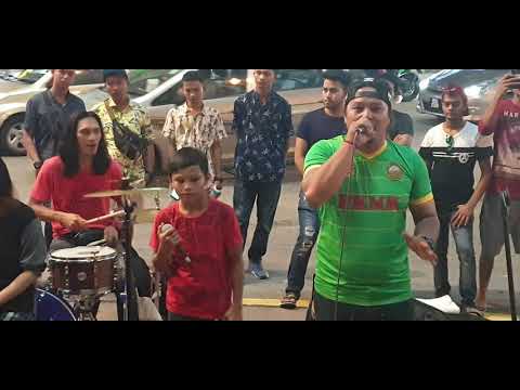 Ucop vs Adik Iskandar Live Busking ft Sentuhan Busker