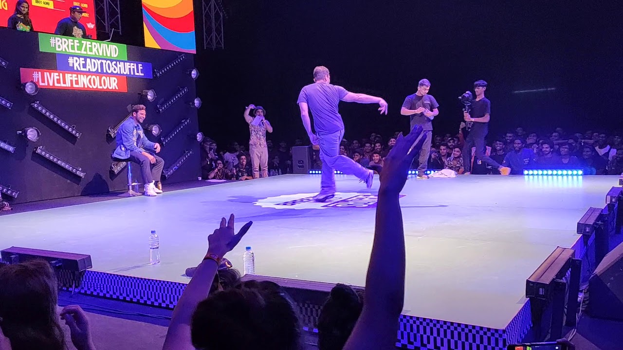 Breakdance battle Bboy wild child vs bboy flying machine at Hustle and ...