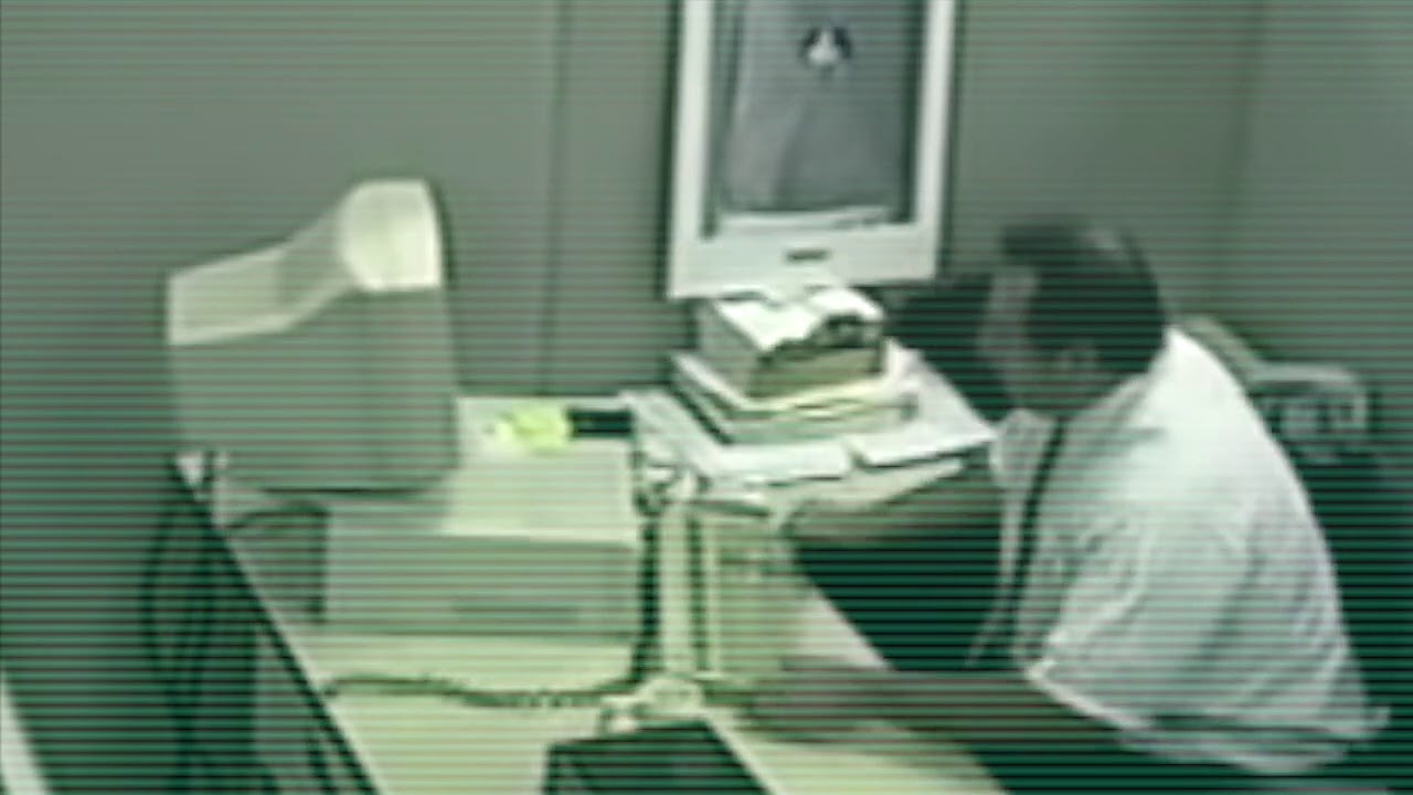 Uomo distrugge computer in preda alla rabbia! Man destroys computers in ...