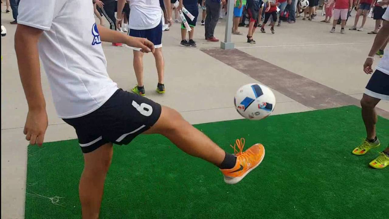 Eric Portillo w/ Futboleros soccer entertainement - YouTube