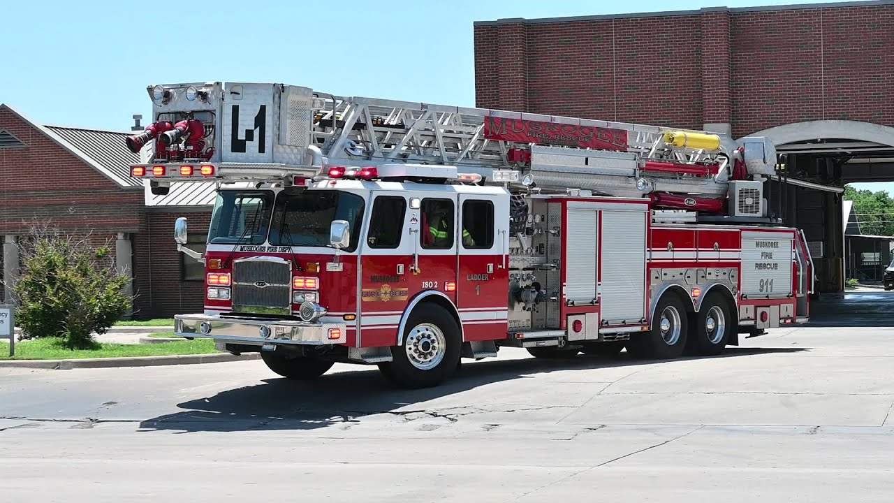 Muskogee Fire Department Engine 2, Car 32, Ladder 1 Responding - YouTube