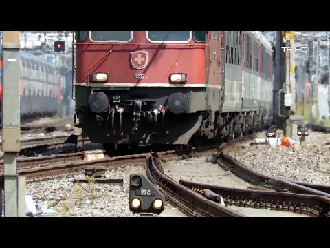 Re 4/4 11197 mit EW - Wagen in Killwangen