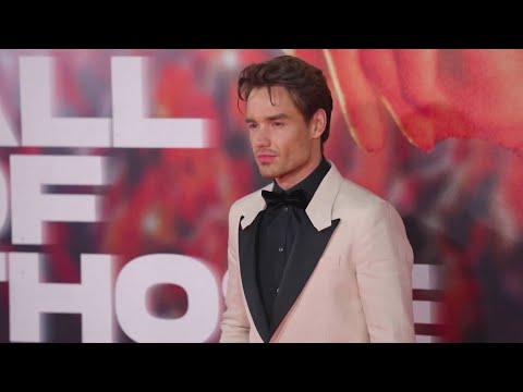 Fans mourn the loss of singer Liam Payne - YouTube