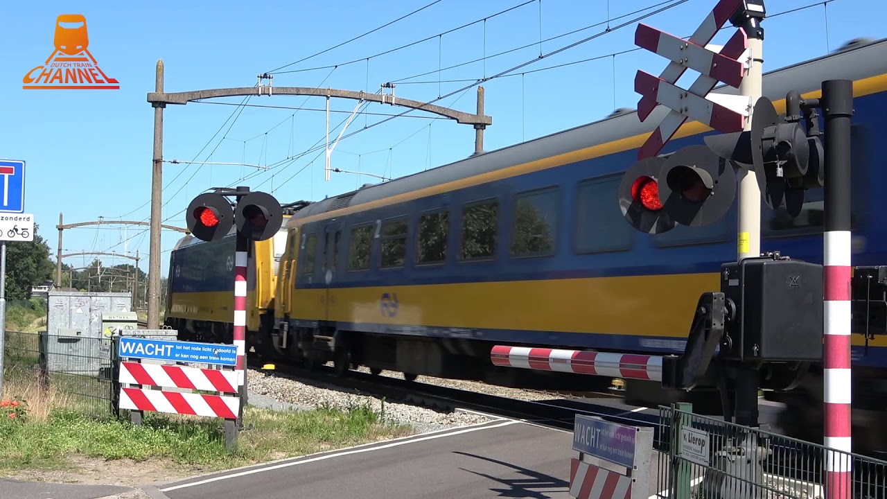 DUTCH RAILROAD CROSSING - Prinsenbeek - Steenakkerstraat - YouTube