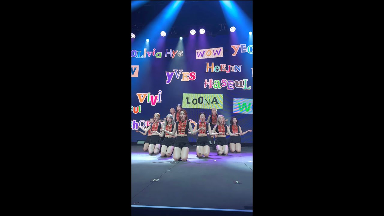 WOW 4K LOONA front row (Live) World Tour Louisville 8/13/2022 - YouTube
