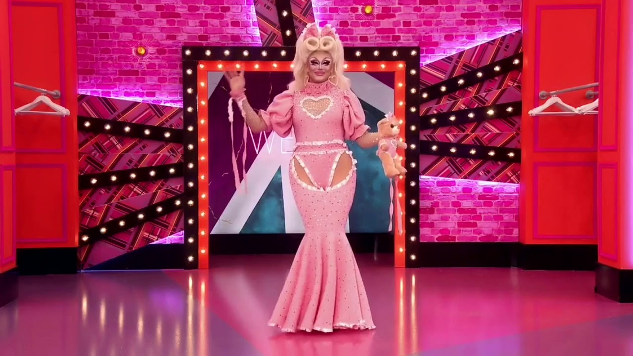 All of Ellie diamond runway looks - YouTube