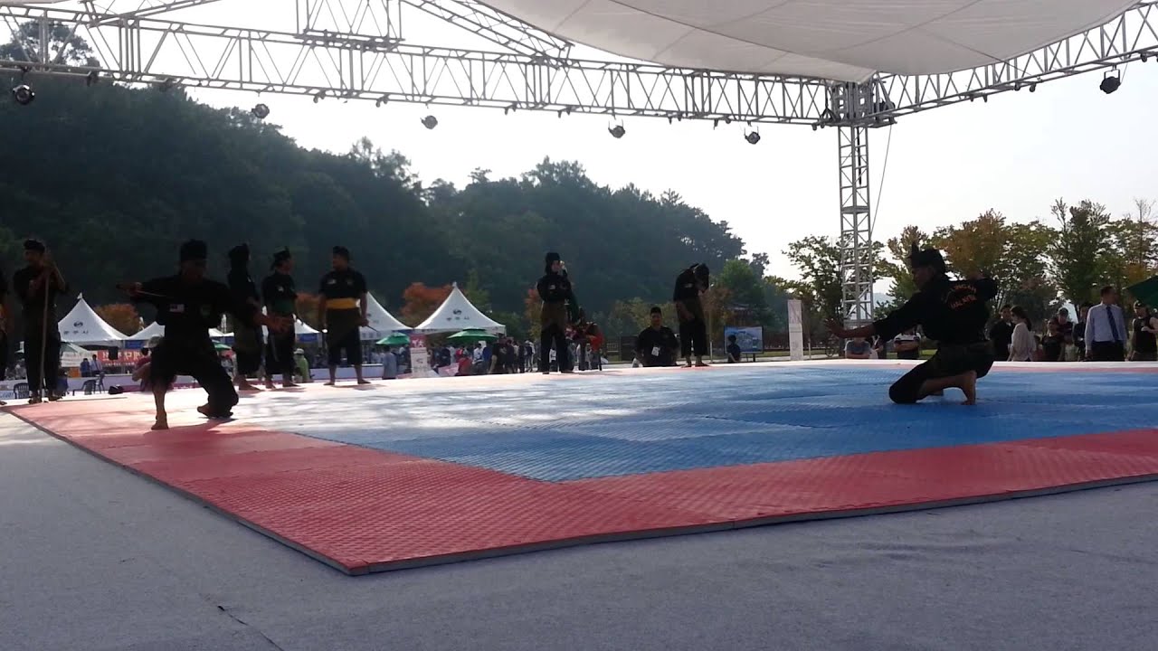 Silat lincah tempur parang di korea - YouTube