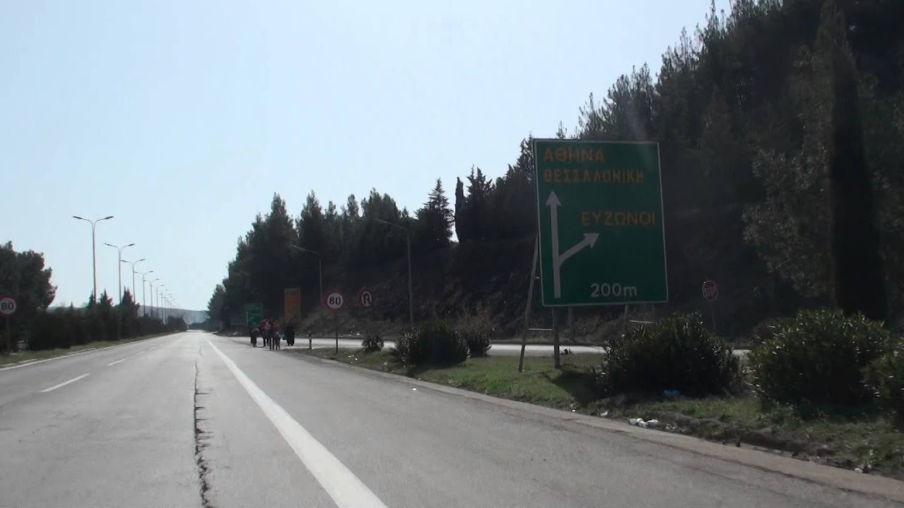 Πρόσφυγες στον δρόμο προς την Ειδομένη - YouTube