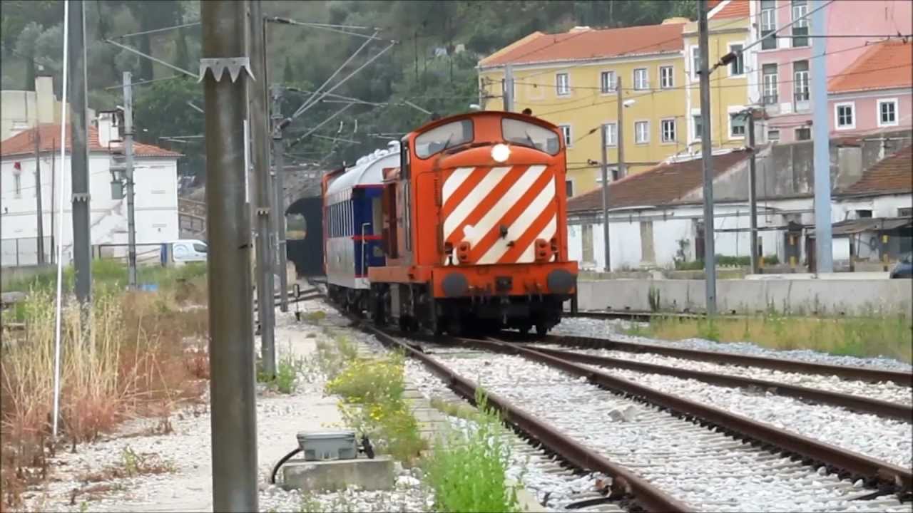 CP 1400 com comboio Presidencial - Lisboa - YouTube