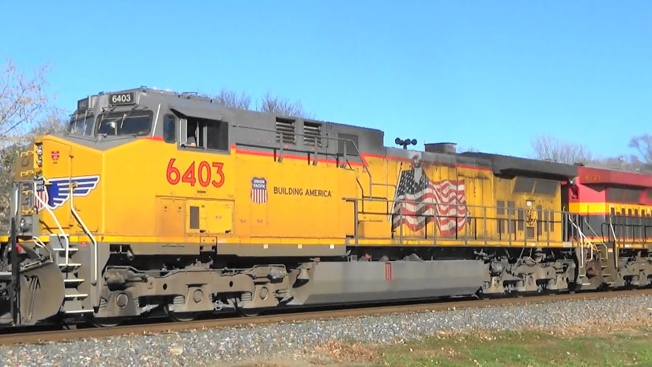KCS 4701 w/ UP Power Leads Freight, Davenport, IA - YouTube