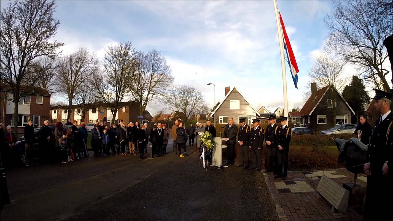 "Hans Timmer zingt bij de herdenking in Nieuwe-Tonge 2015" - YouTube