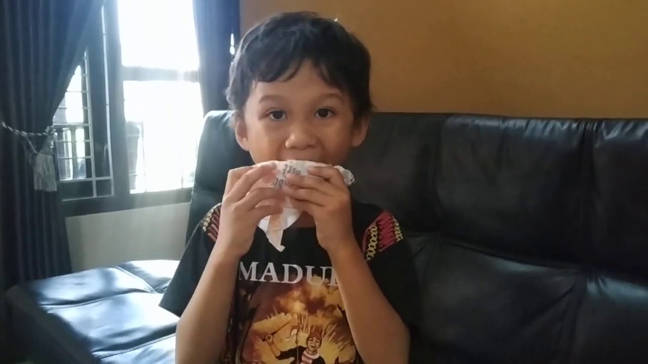 Gramsci makan burger part 1 - YouTube