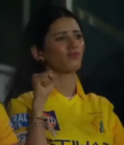 CSK Fan Girl Frustrated Reaction - YouTube