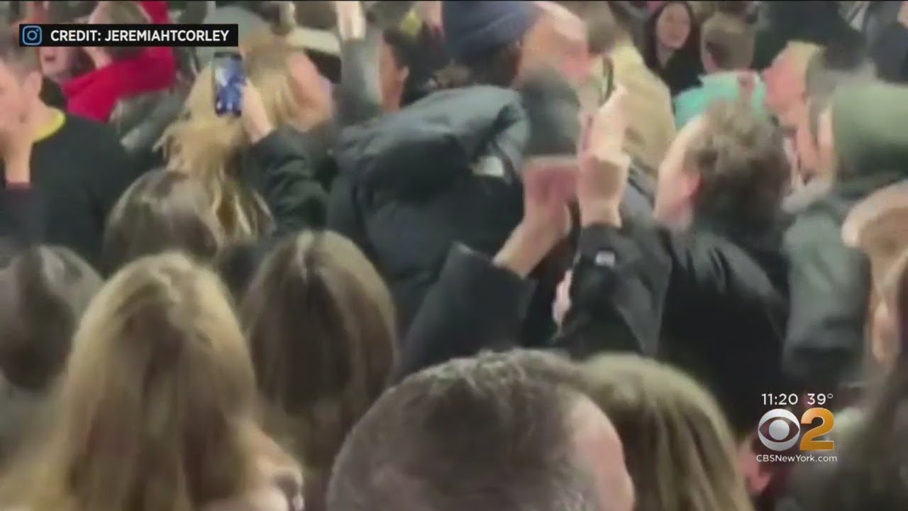 Impromptu Performance Breaks Out On NYC Subway Platform Following Robyn ...