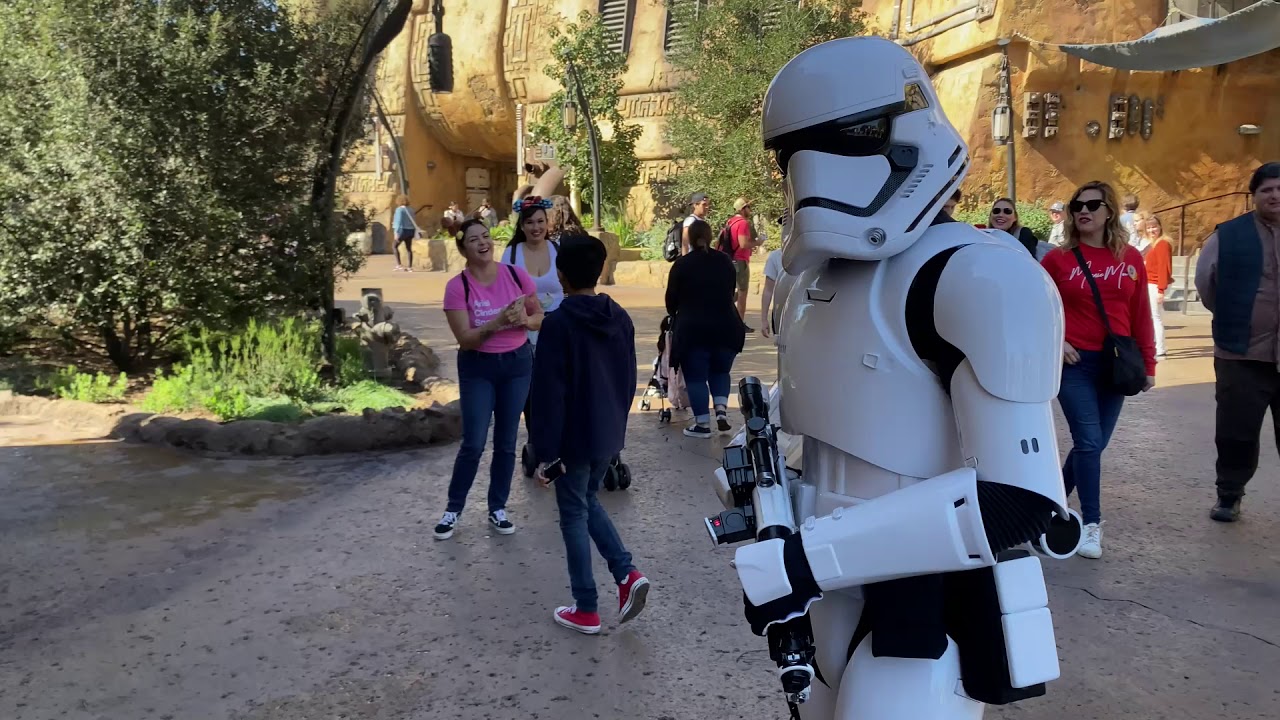 The Stormtroopers of Disneyland - Galaxy's Edge - YouTube