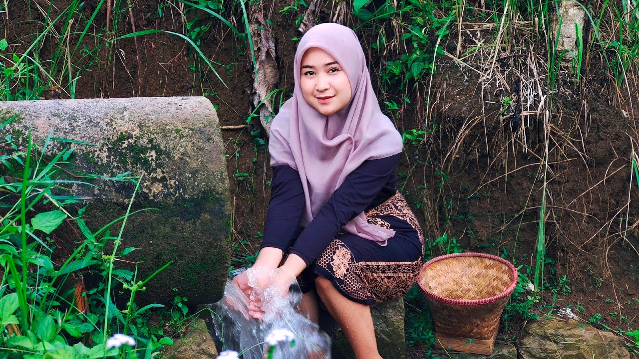 MENGEJUTKAN..‼️NENG INEU JANDA CANTIK NEKAD MAU MANDI DI AIR SELOKAN⁉️ - YouTube