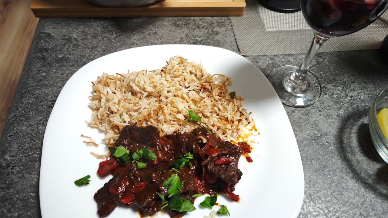 #19 Lecker Gulasch mit Rotwein (ungarisch) und Reis mit gerösteten ...