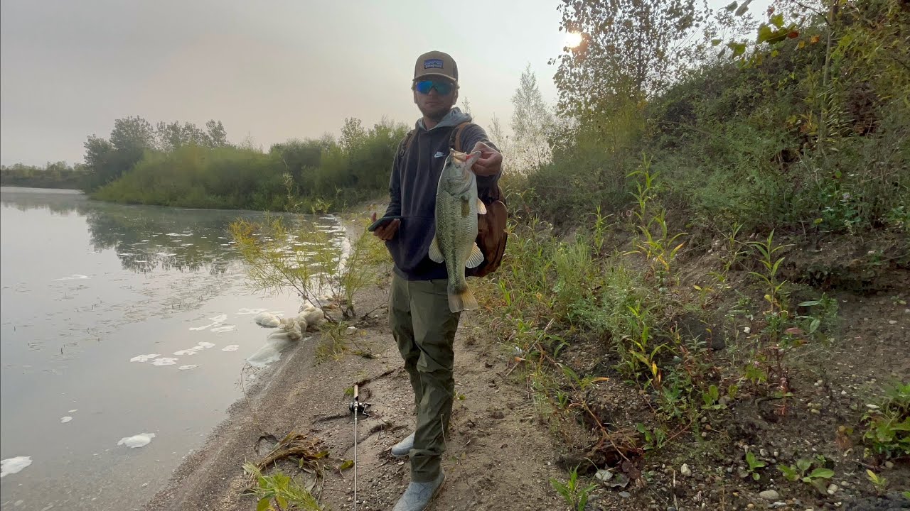 FISHING ON A ACTIVE SAND QUARRY FOR 7LBS+ BASS - YouTube