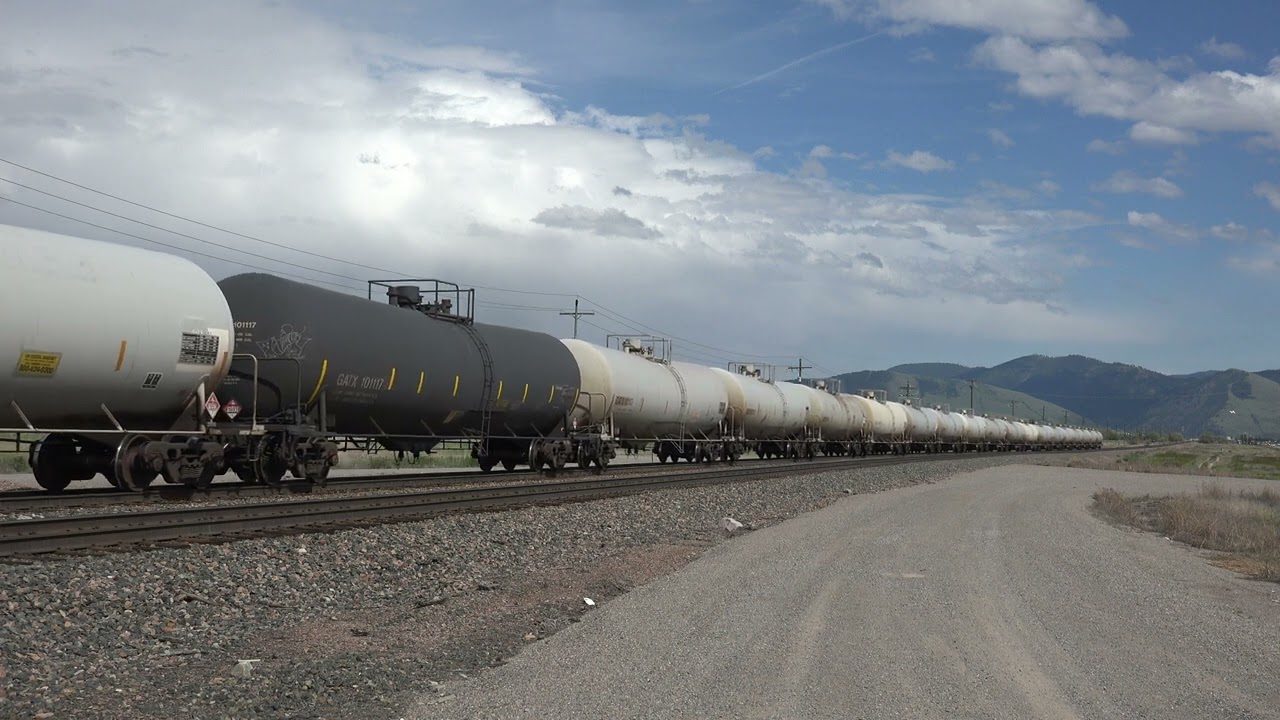 MRL SD70ACe 4404-Night Gas Local - YouTube