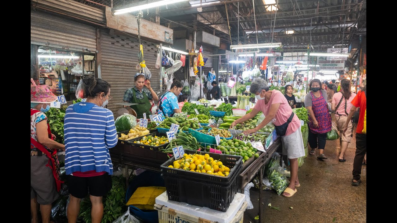 [4K] Walking tours inside the bustling fresh market on Samrong Market ...