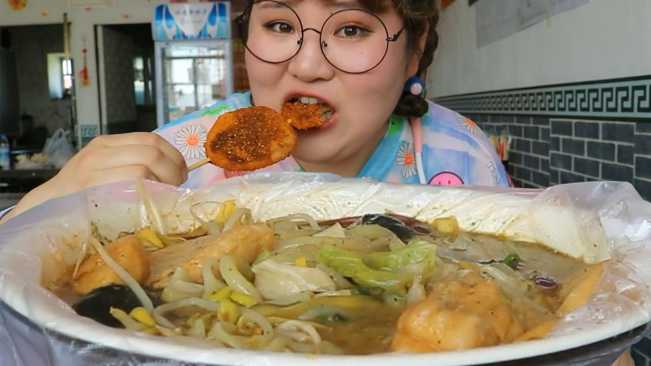 MUKBANG 今天跑了好远。来一大碗麻辣烫，再旋点炸串，满意啊 Mala Tang&Fried Skewers - YouTube