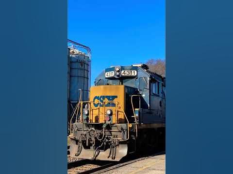 CSX L-377 Blasts Through Nappanee, IN - YouTube
