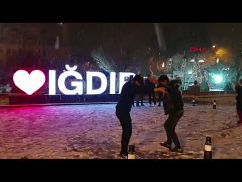 Iğdır'da mevsimin ilk kar yağışı altında halay çektiler